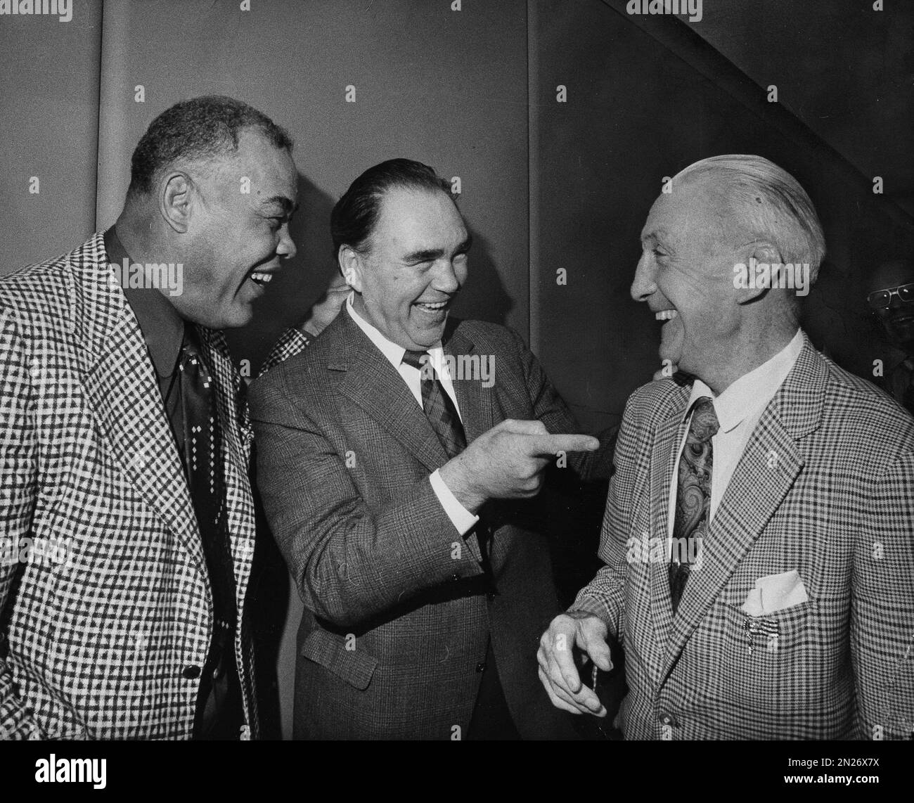 Former heavyweight champions Joe Louis, left, and Max Schmeling, center ...