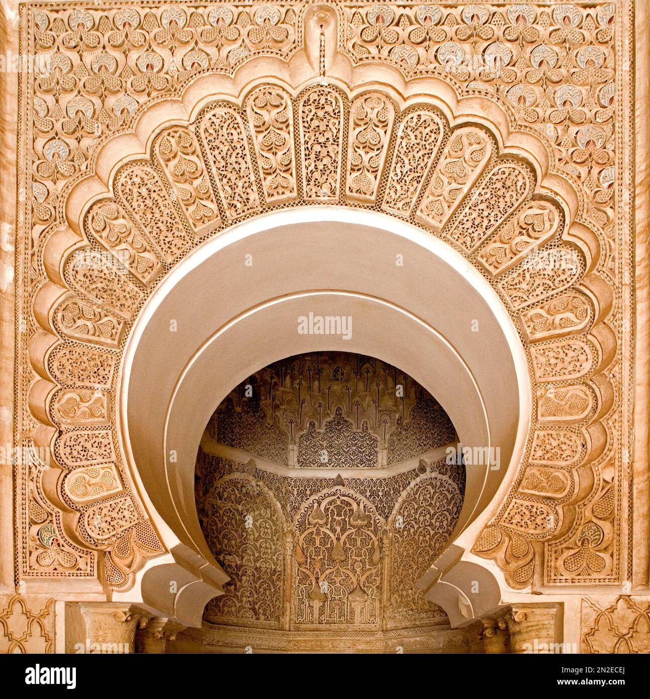Arc rond sur la place de prière de la Medersa Ben Youssouf, Marrakech ...