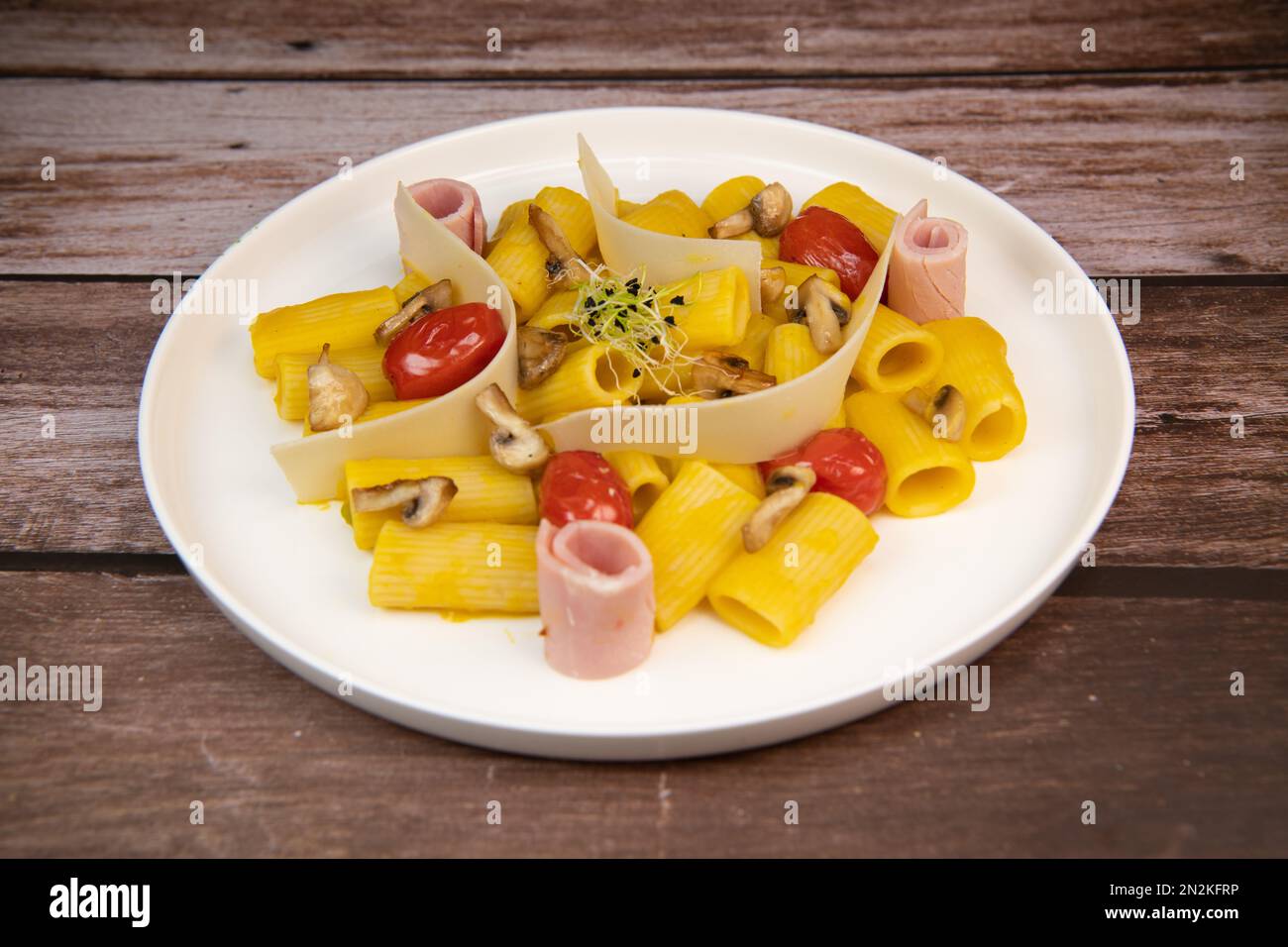 Recette de pâtes Rigatoni à la crème de courge Chiatsu, jambon, tomates ...
