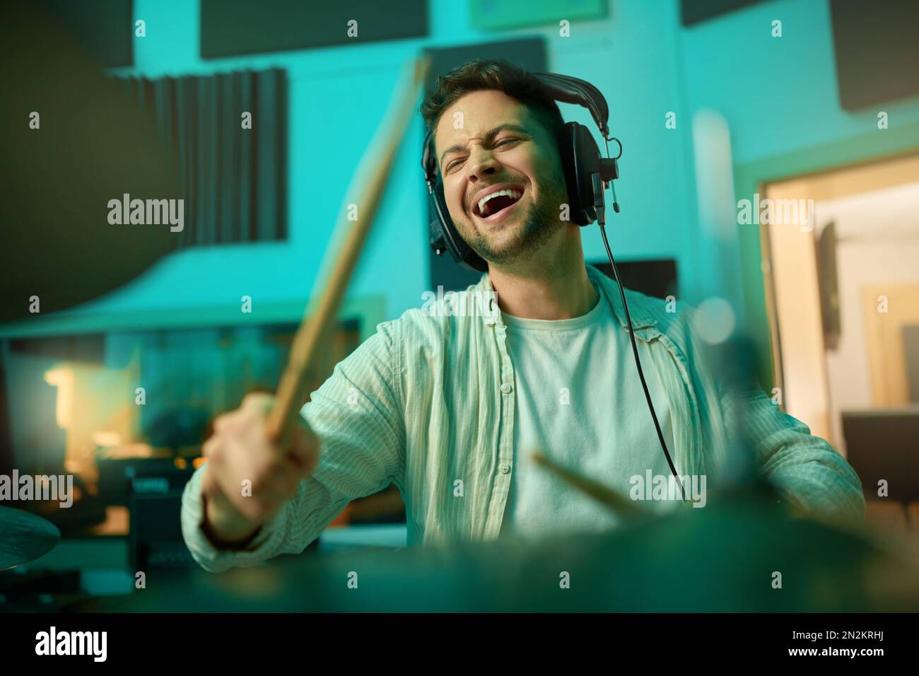 Musicien, casque et batteur d'homme jouant dans un studio d ...