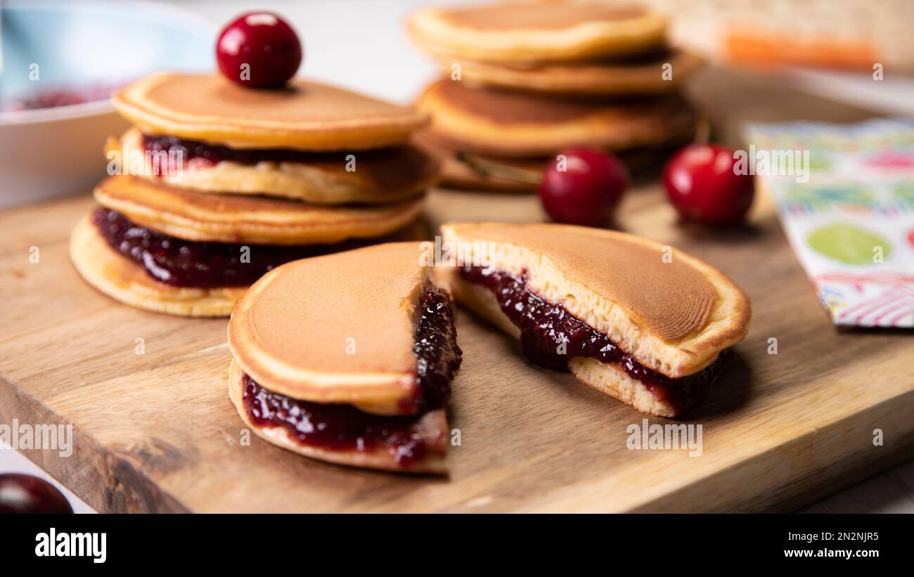 Dorayaki traditionnel avec ANKO. Dorayaki est un type de sucreries ...