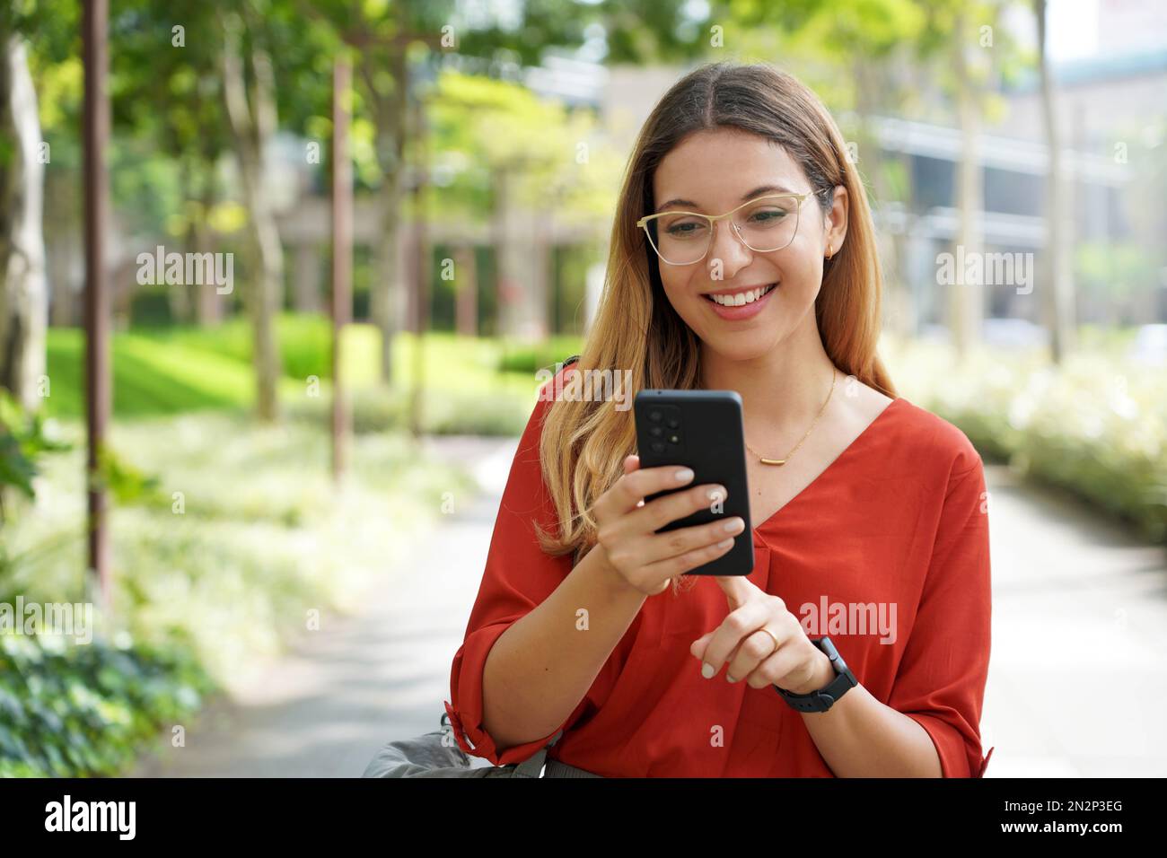 Portrait de la femme brésilienne utilisant le téléphone mobile dans la ... Portrait de la femme brésilienne utilisant le téléphone mobile dans la ...