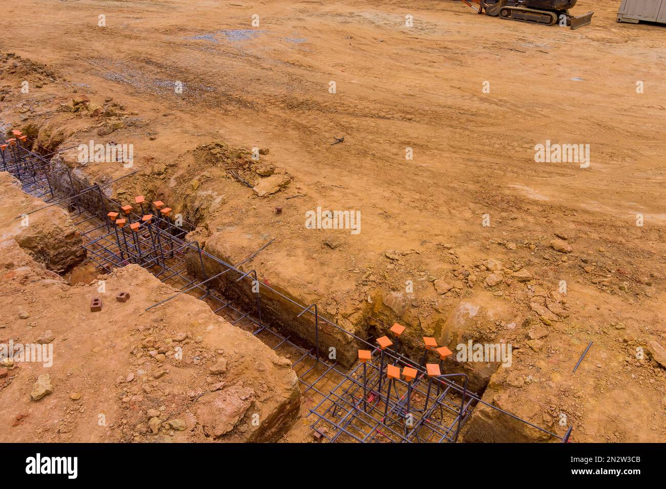 Sous la nouvelle maison, la base de bande de ciment est construite pour ...