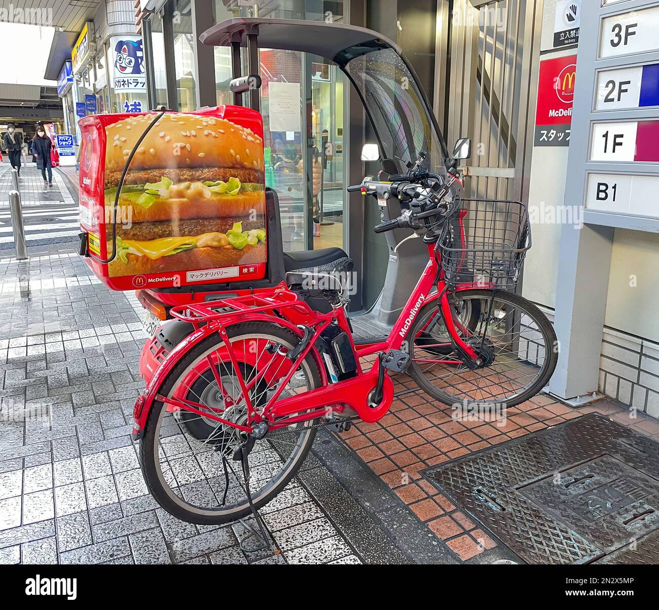 Une moto de livraison de trottinette mobile à 3 roues pour McDonald's ...