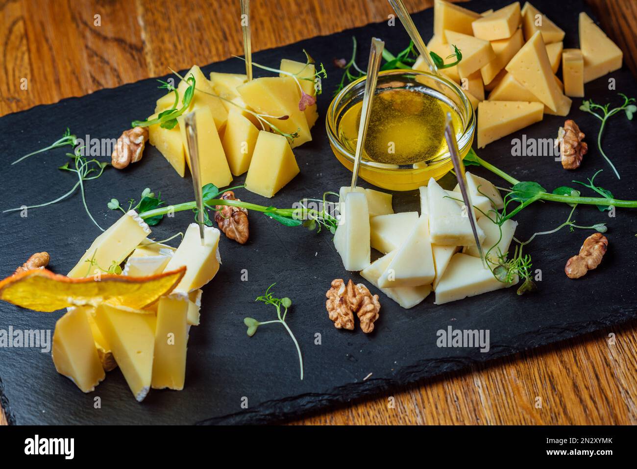 Plats du chef du restaurant. Un plat sur une table dans un café. Plats ...