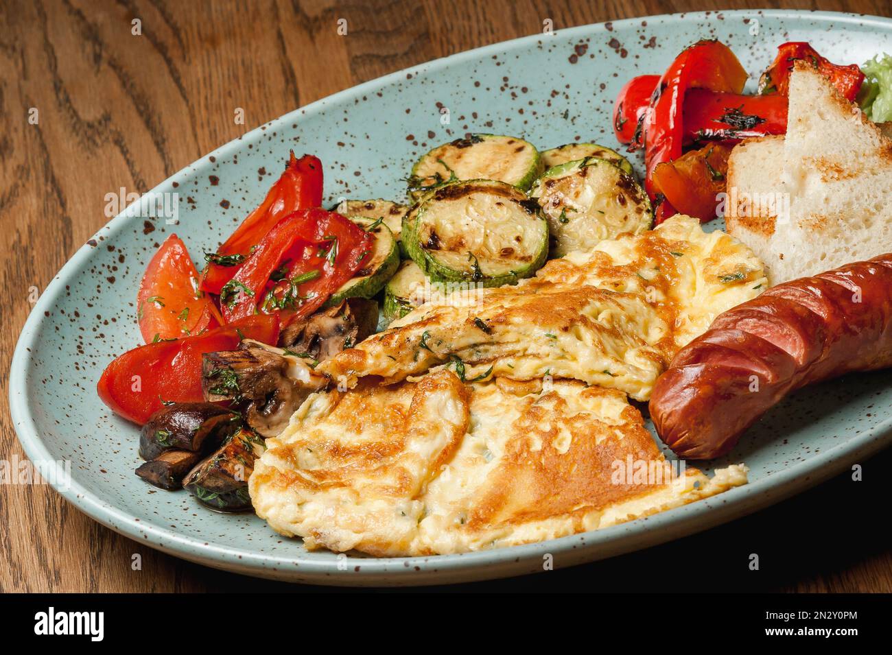 Plats du chef du restaurant. Un plat sur une table dans un café. Plats ...