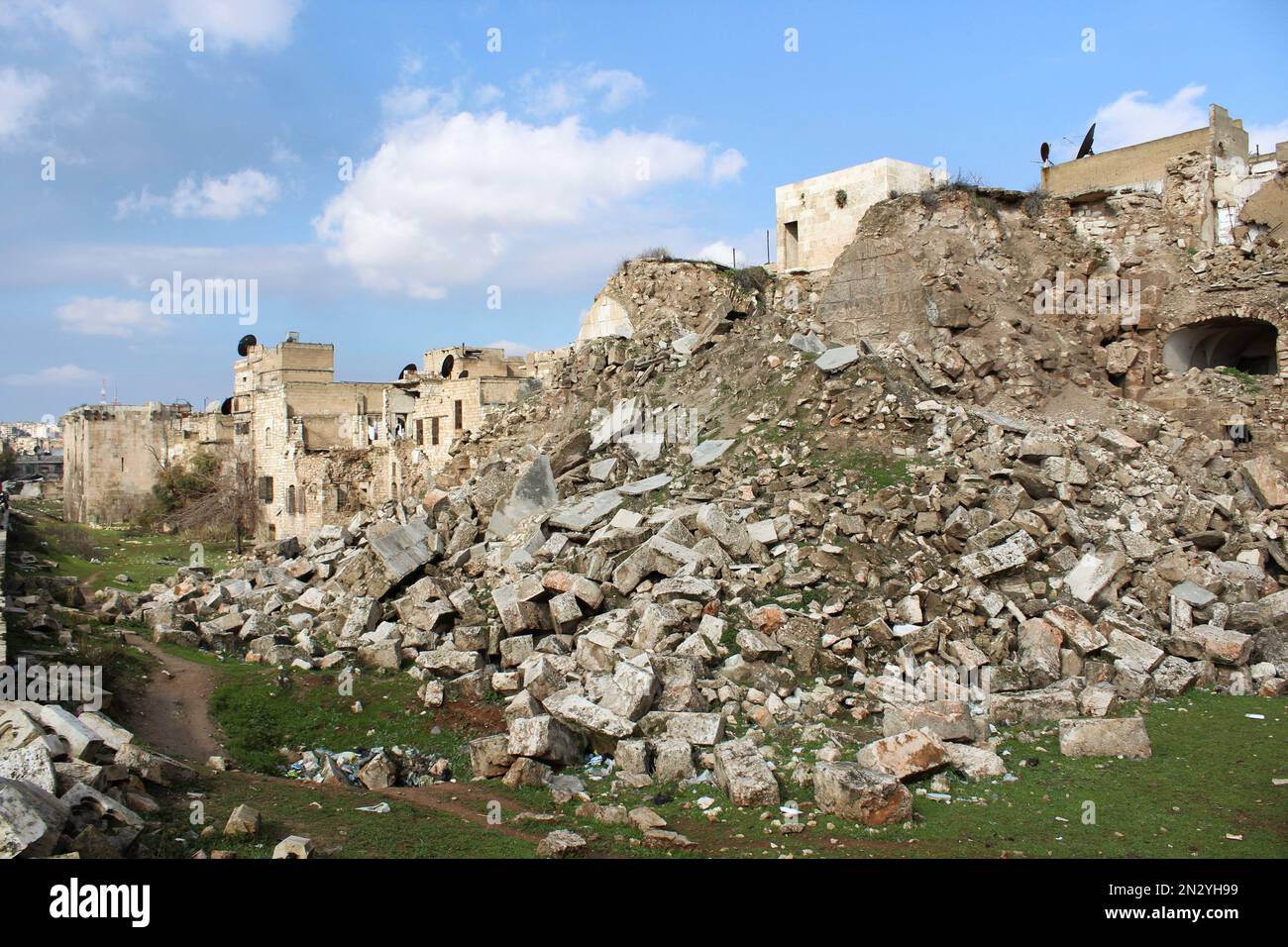 Une vue montre des décombres à la suite d'un tremblement de terre près ...