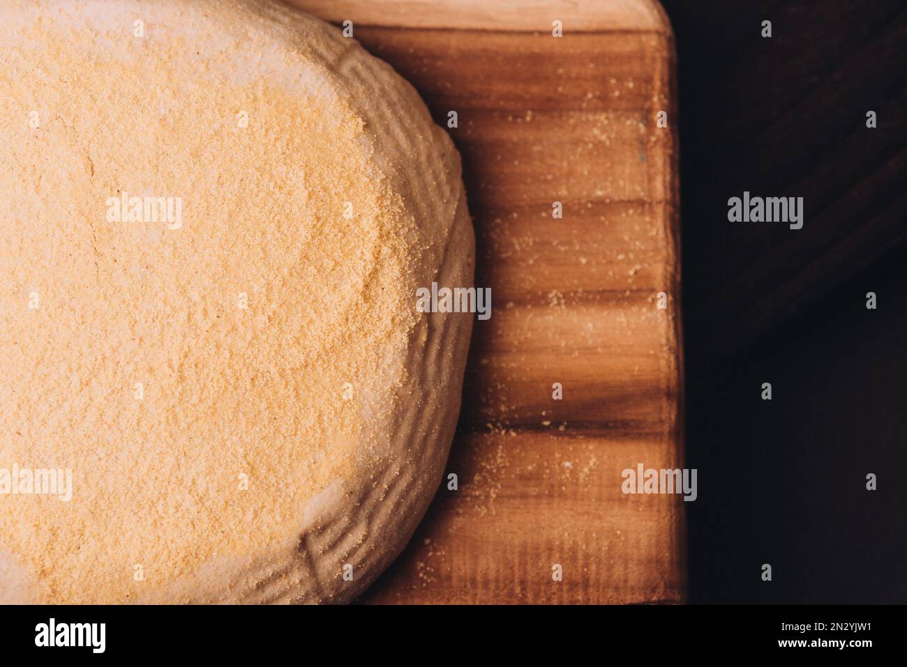 Vue de dessus de la pâte à pain mise sur le plan de découpe afin de la ...
