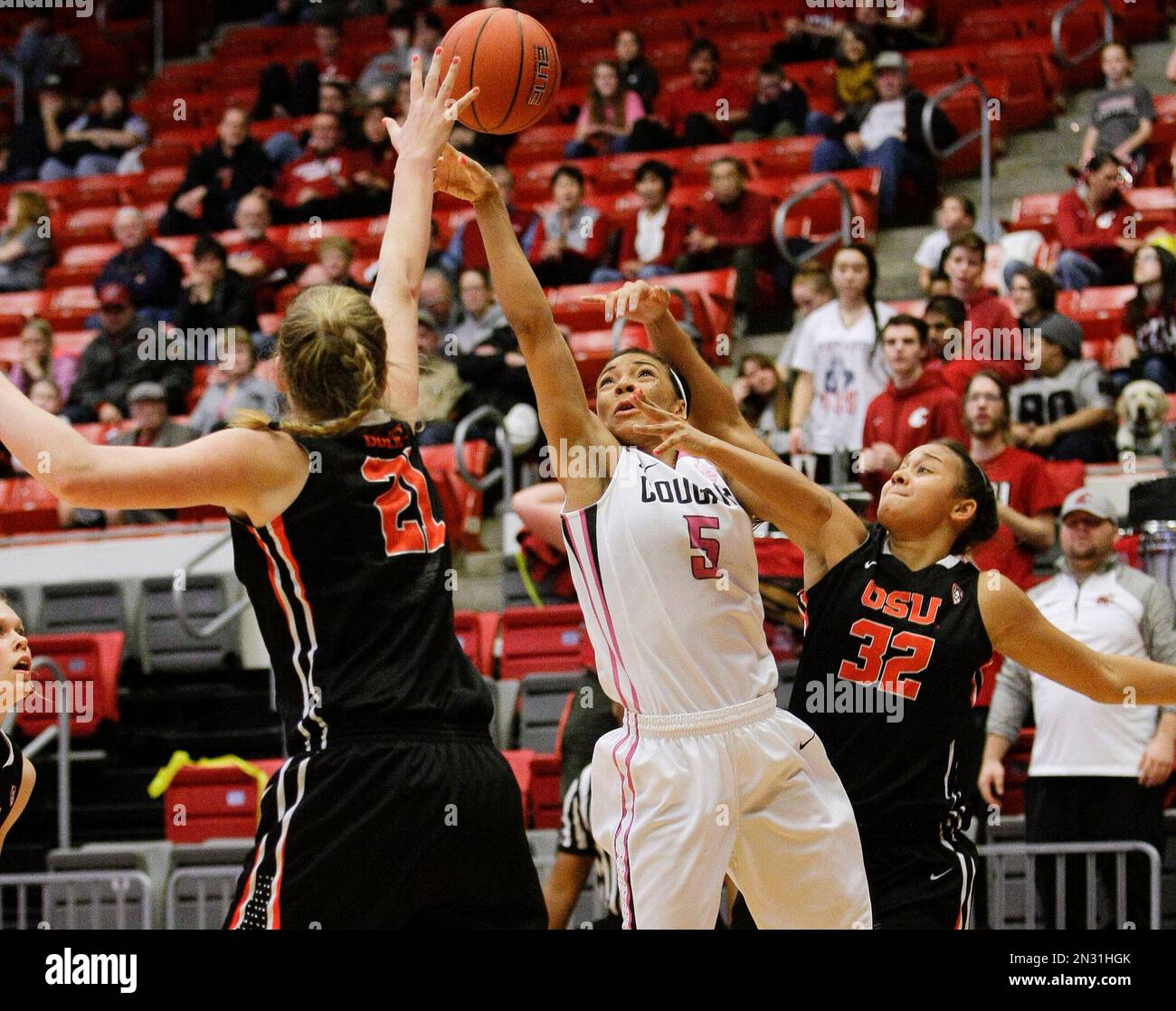 Washington State guard Tia Presley (5) battles for a rebound with ...