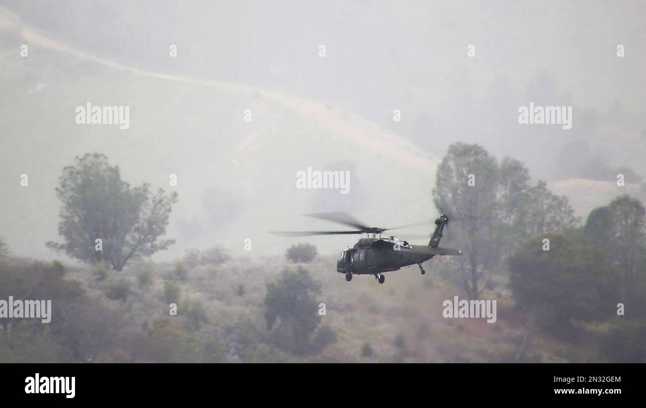 Six UH-60 soldats de la Réserve de l'Armée des faucons noirs ont tiré ...