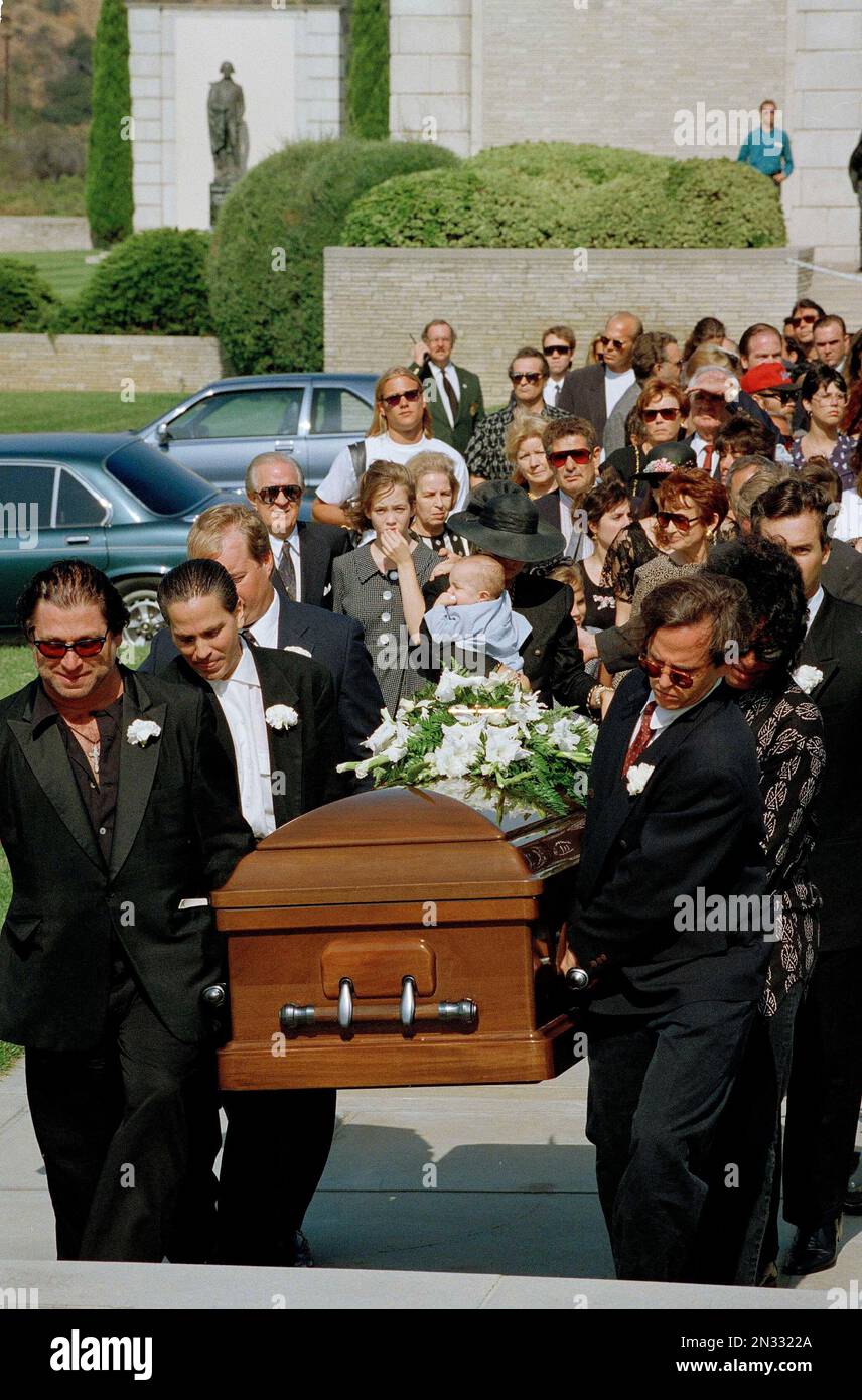 Jeff Porcaro, of the Grammy Award-winning band Toto, is laid to rest by ...