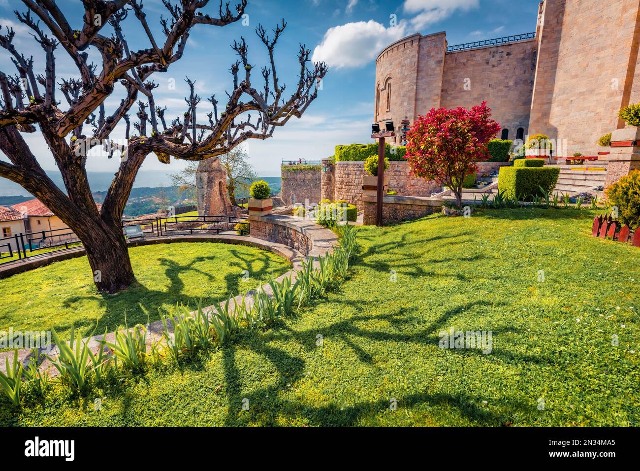 Début du printemps en Albanie. Vue sur le château de Kruja le matin ...
