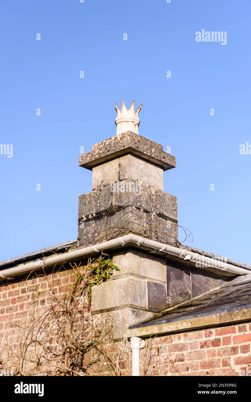 Pot de cheminée en fer à l'ancienne, de style vitorien, sur une ...