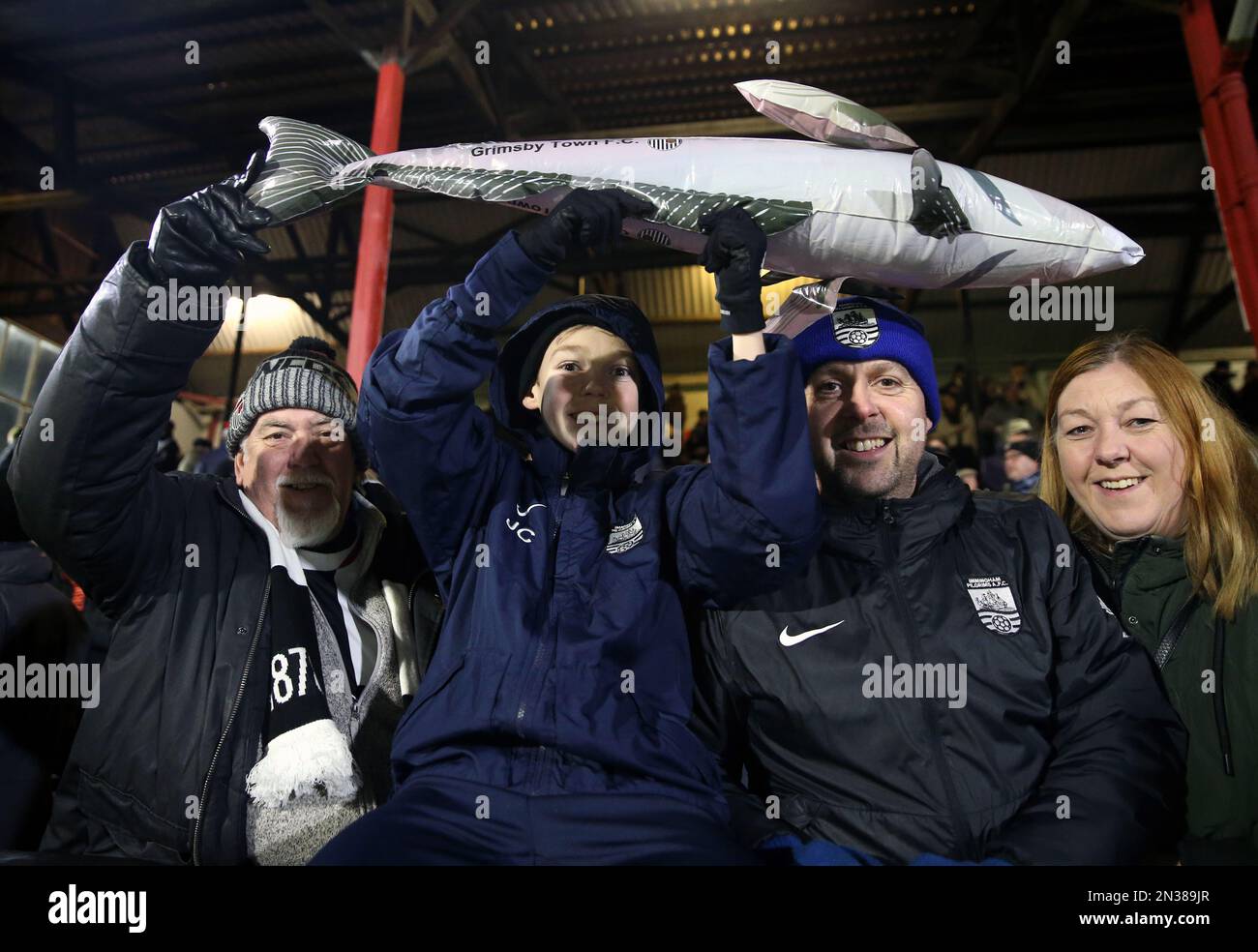 Grimsby Town fans dans les stands tenant un poisson gonflable avant la ...