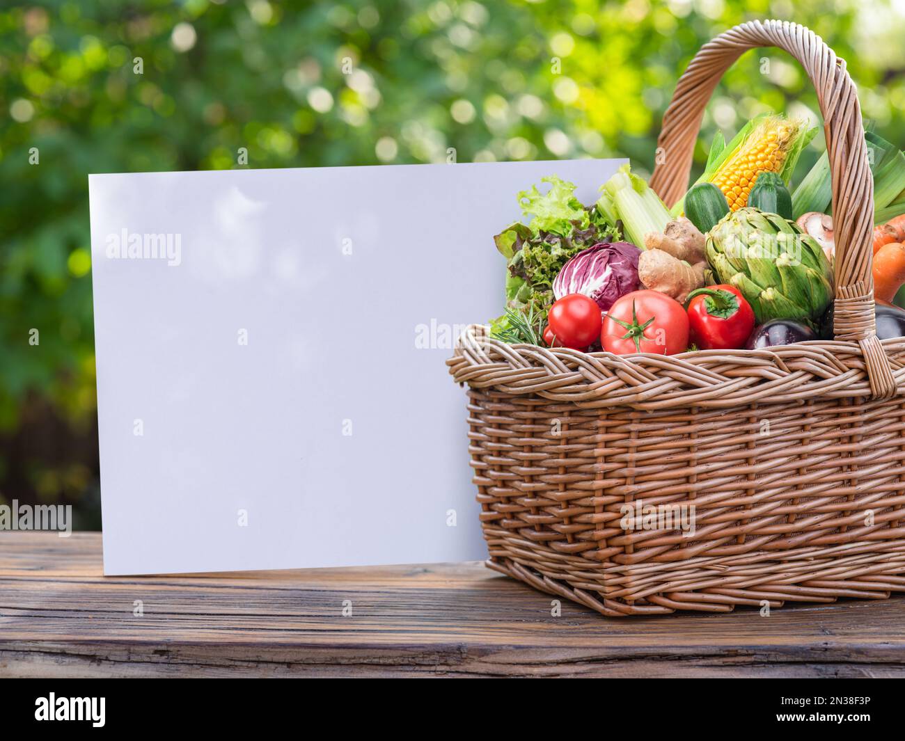 Variété de légumes et d'herbes biologiques frais dans un panier en ...