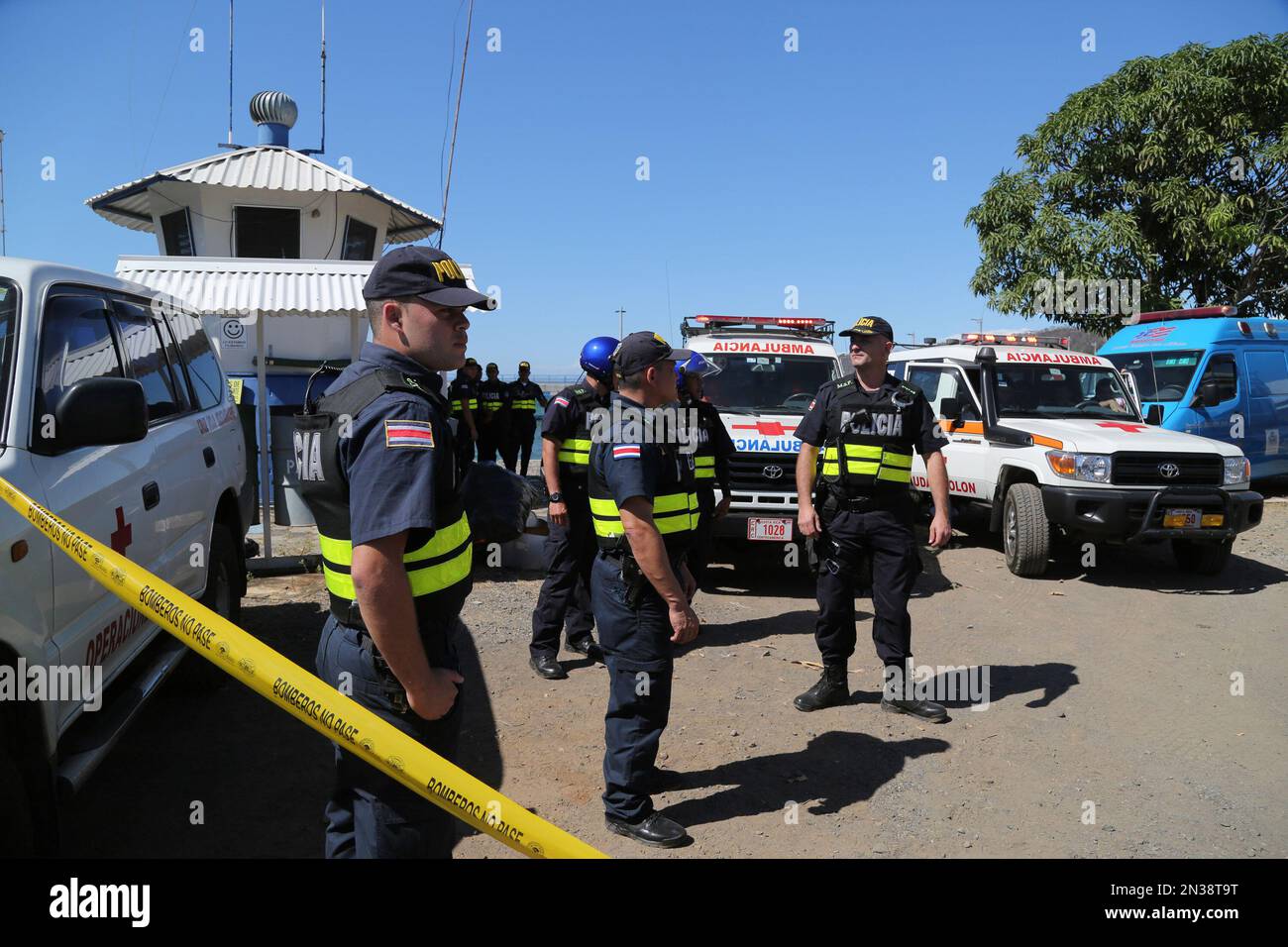 Costa Rican police and emergency workers await the arrival of tourists ...