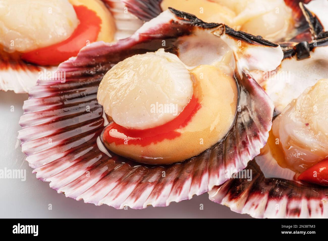Groupe de noix de Saint-Jacques fraîches ouvertes avec œufs de Saint ...