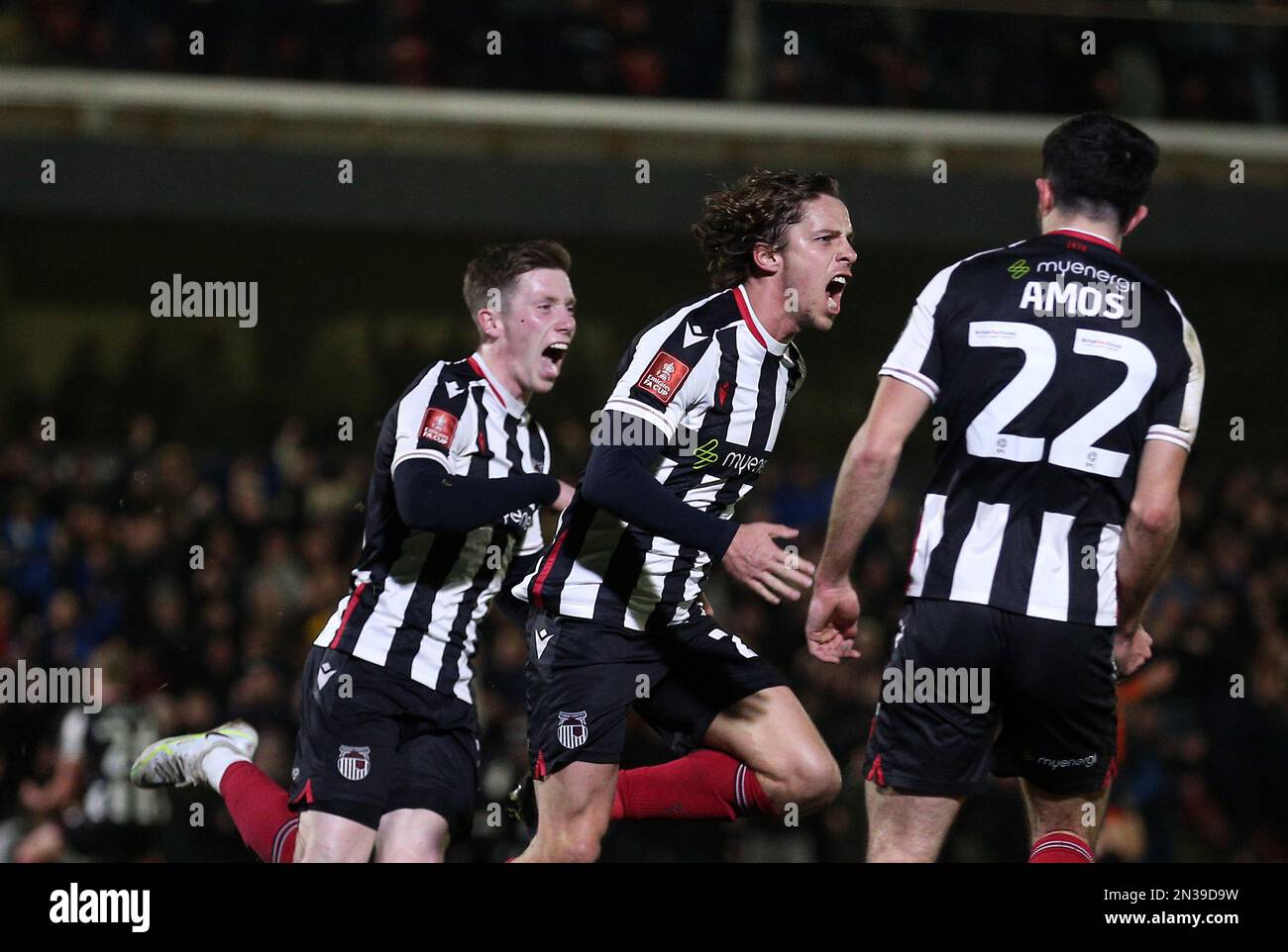 Danilo Orsi-Dadomo (au centre), de Grimsby Town, célèbre le deuxième ...