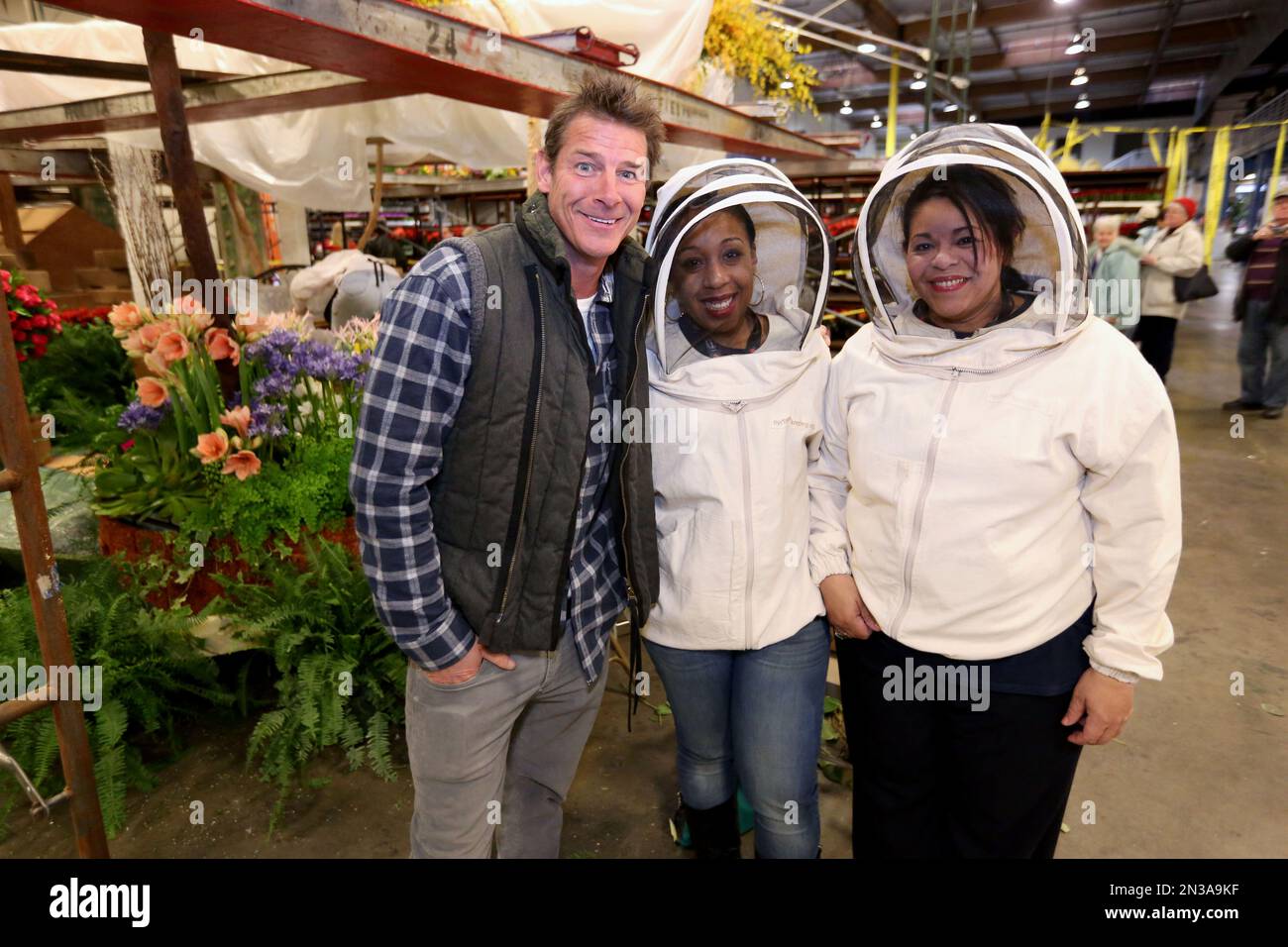 IMAGE DISTRIBUTED FOR MIRACLE-GRO -TV personality Ty Pennington works ...