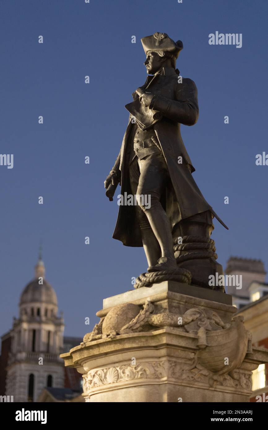 Une statue en bronze du capitaine James Cook de Thomas Brock est située ...