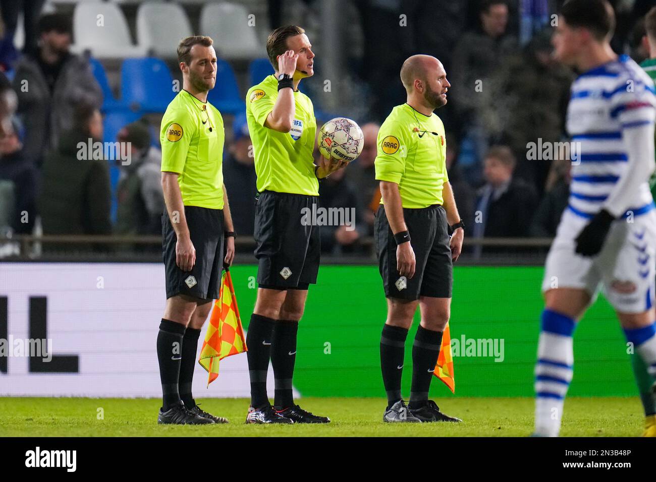 DOETINCHEM, PAYS-BAS - FÉVRIER 7: arbitre adjoint Mark Janssen, arbitre ...