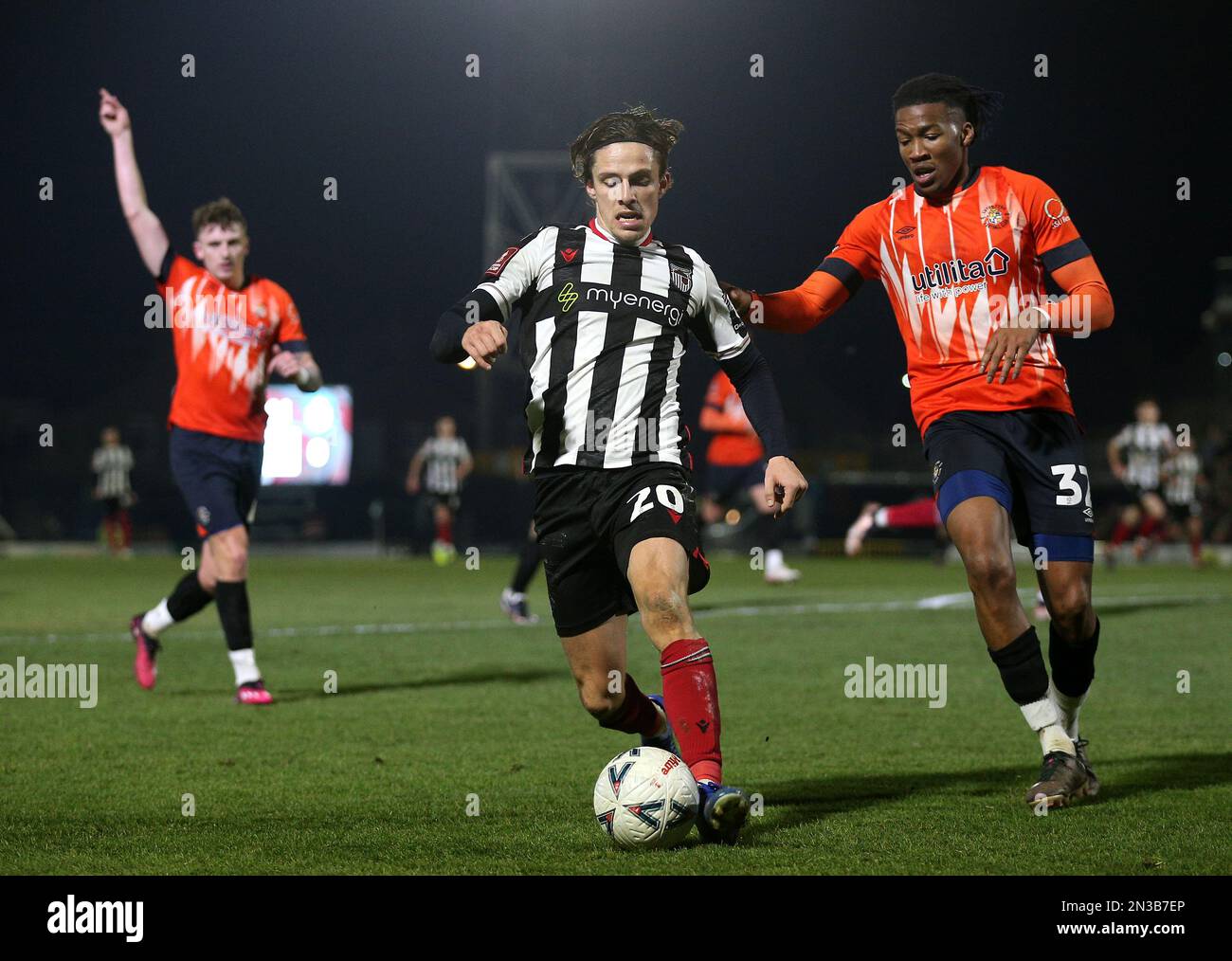Danilo Orsi-Dadomo (au centre), de Grimsby Town, et Gabriel Osho, de ...