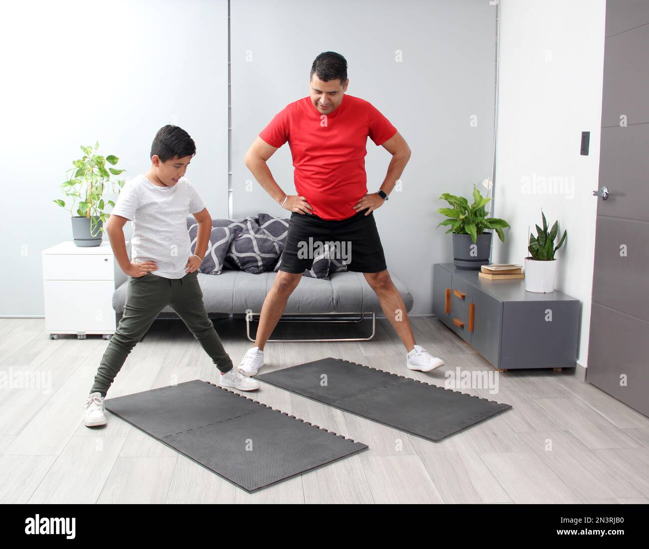 Surpoids Latino papa et son exercice à la maison pour perdre du poids ...