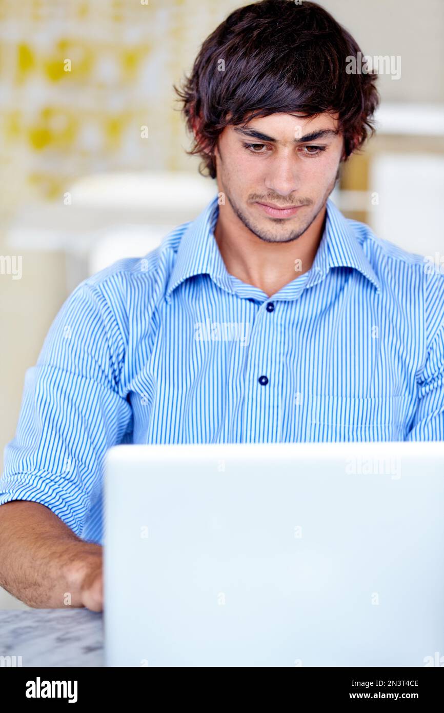 Faire le tour du projet. un jeune professionnel au travail sur son ...