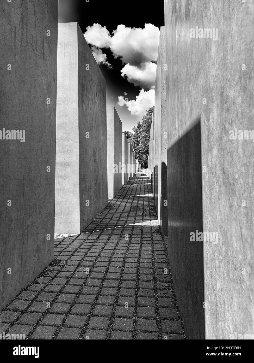 Chemin pavé étroit à travers des stelae en béton cuboïde, Mémorial aux ...