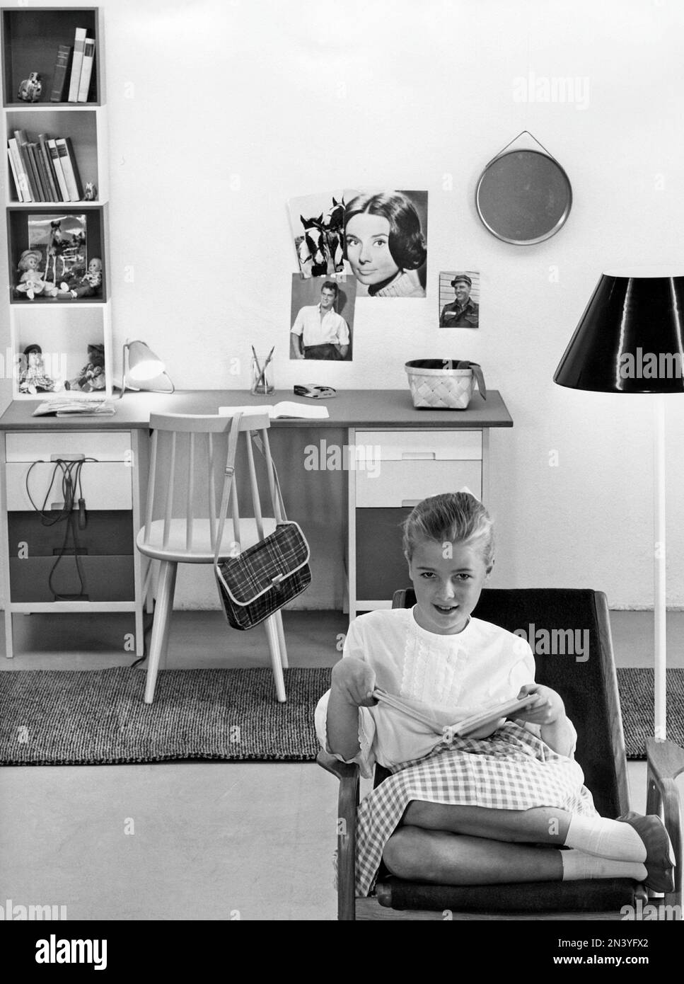 Dans le 1960s. Une adolescente dans sa chambre typique de 1960s, un ...