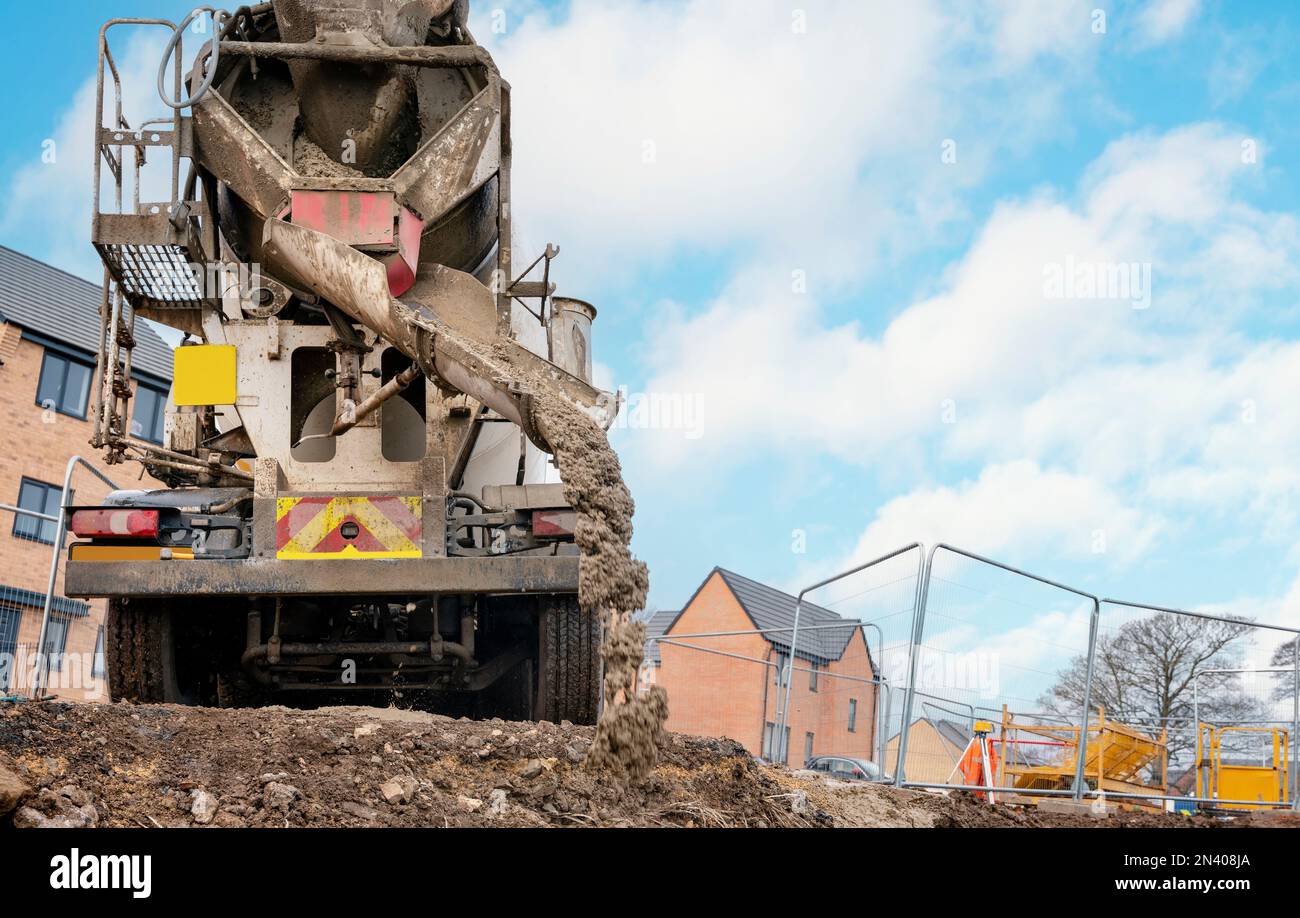 Béton semi-sec prêt à l'emploi livré sur le chantier et déchargé de le ...