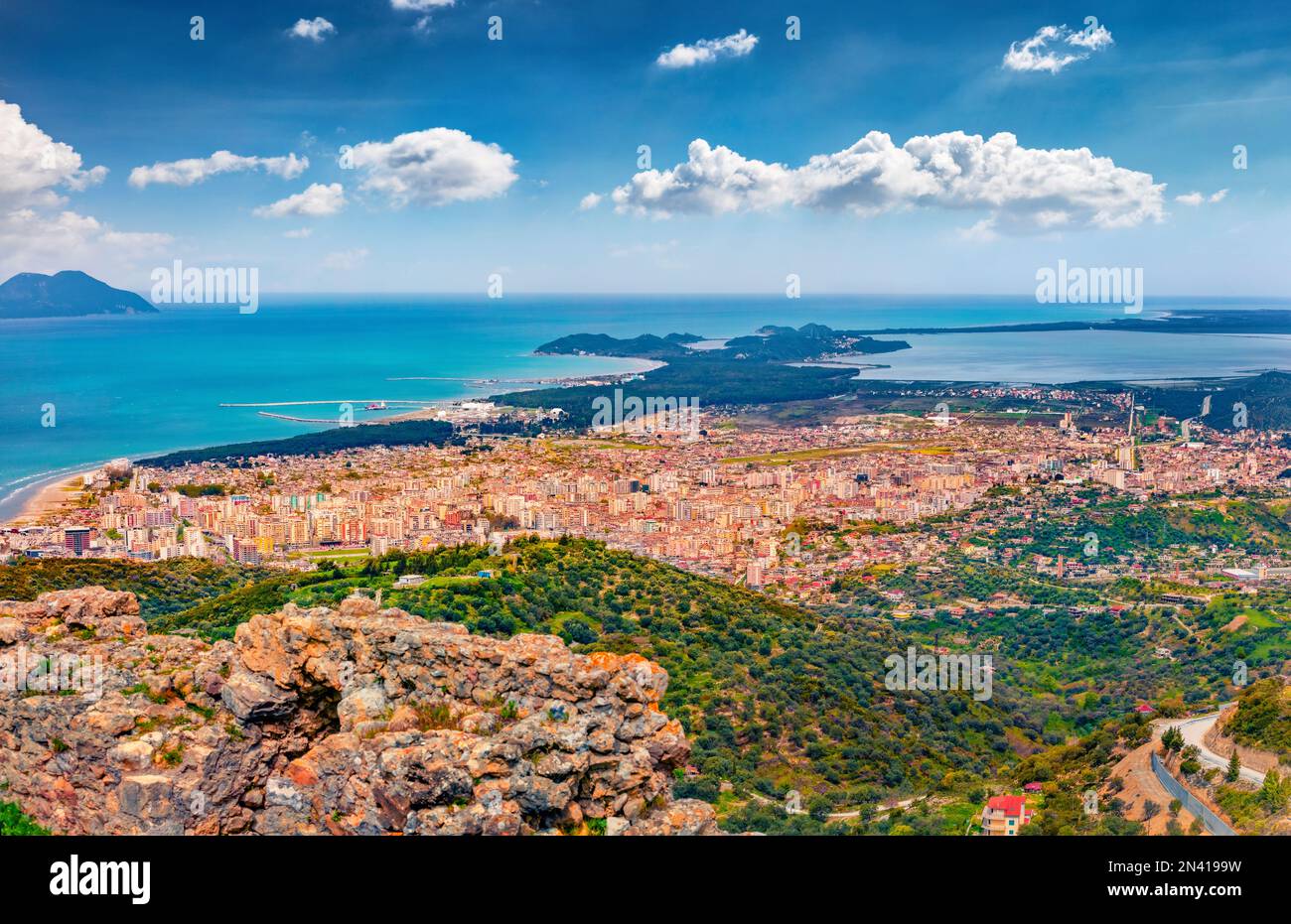 Paysage urbain de source aérienne de la ville de Vlore depuis la ...