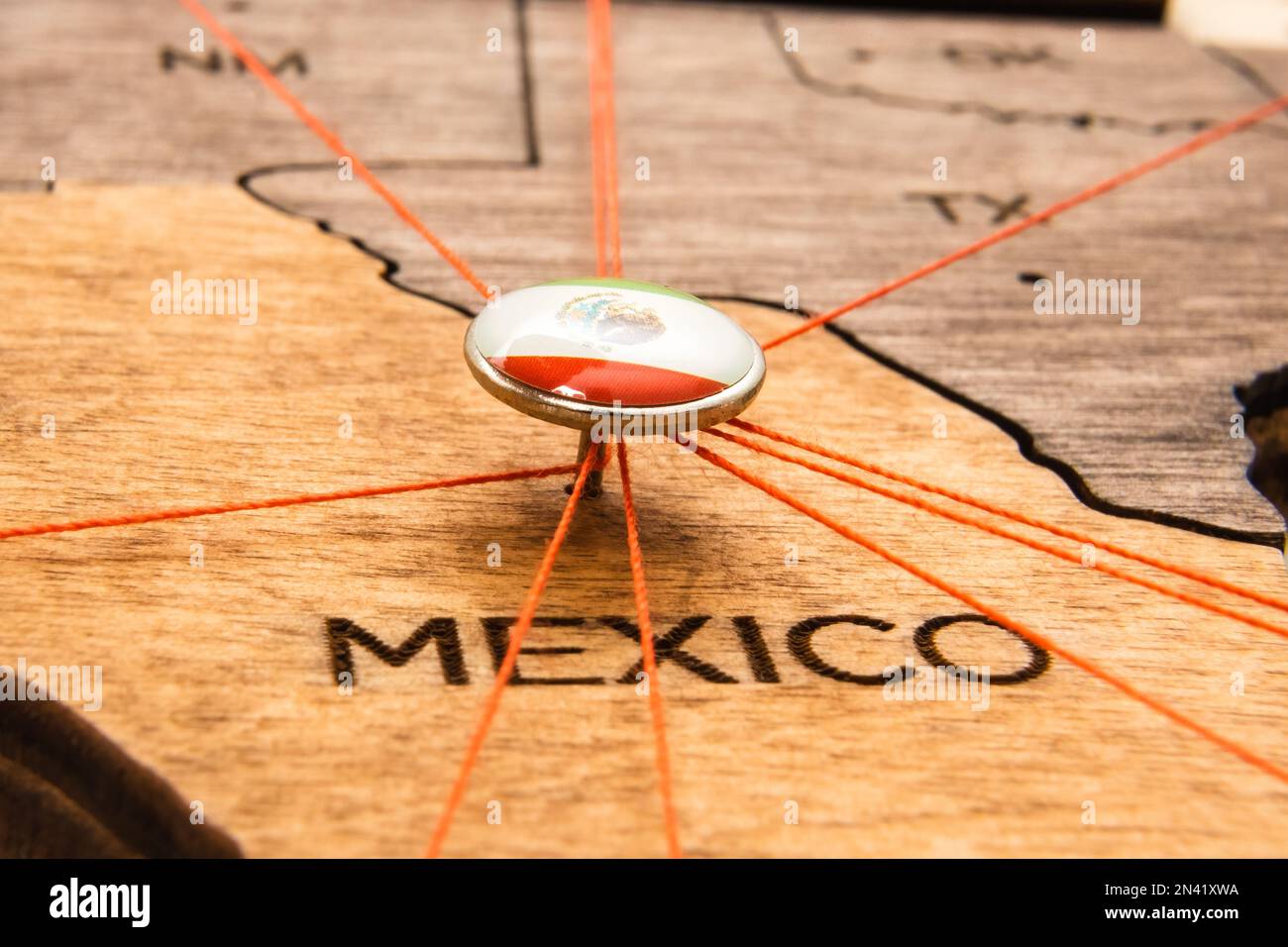 Drapeau du Mexique sur la punaise et les fils rouges sur la carte en ...