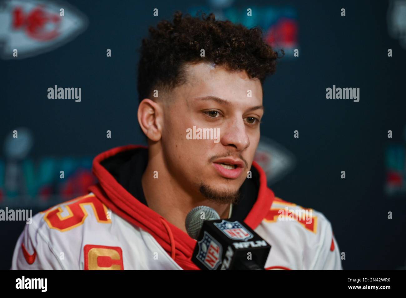 Le quartier des chefs de Kansas City Patrick Mahomes parle aux membres ...