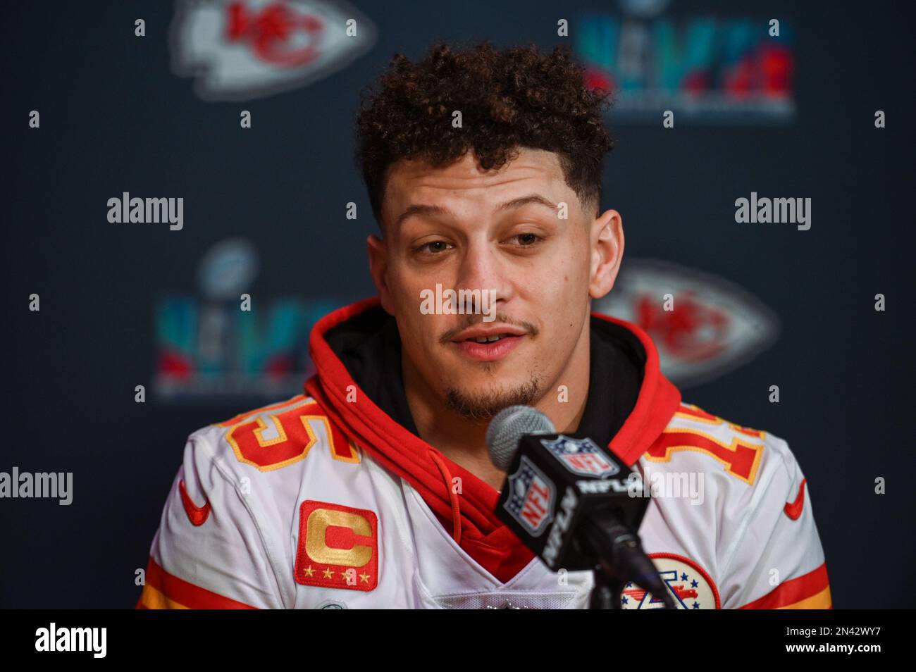 Le quartier des chefs de Kansas City Patrick Mahomes parle aux membres ...