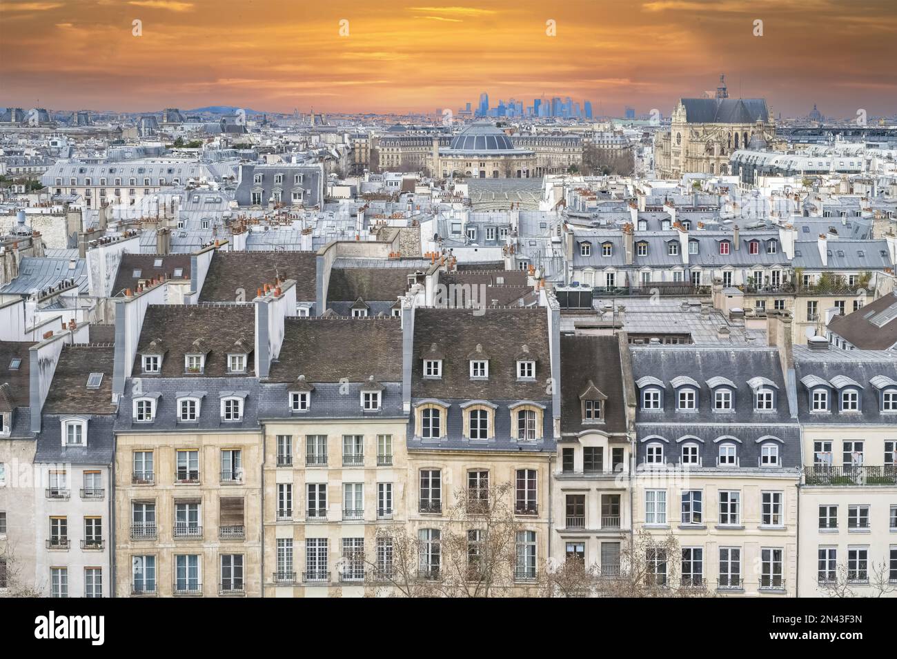 Toits parisiens typiques Banque de photographies et d’images à haute ...