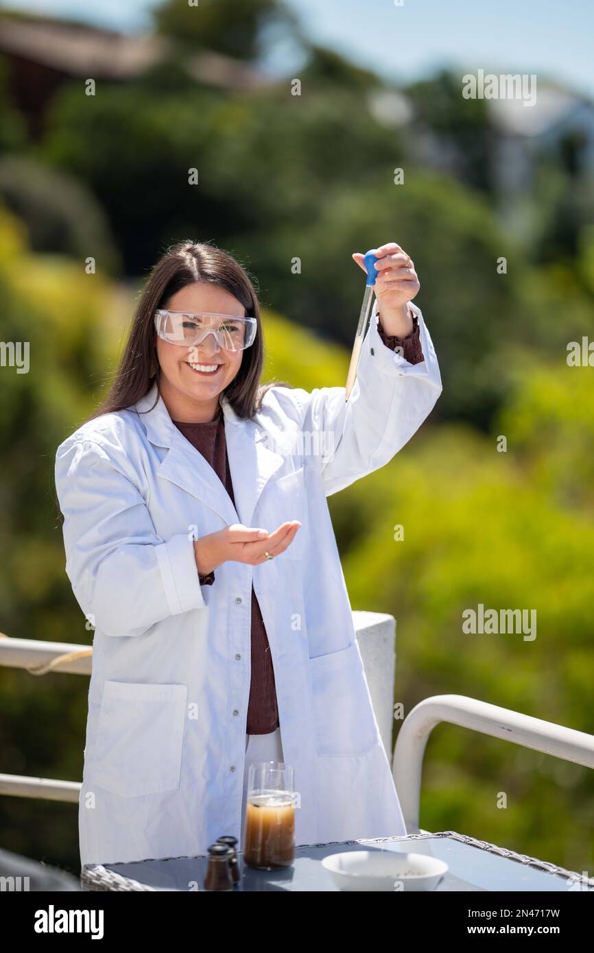 agronome agronome de l'agronome du sol regardant des échantillons de ...