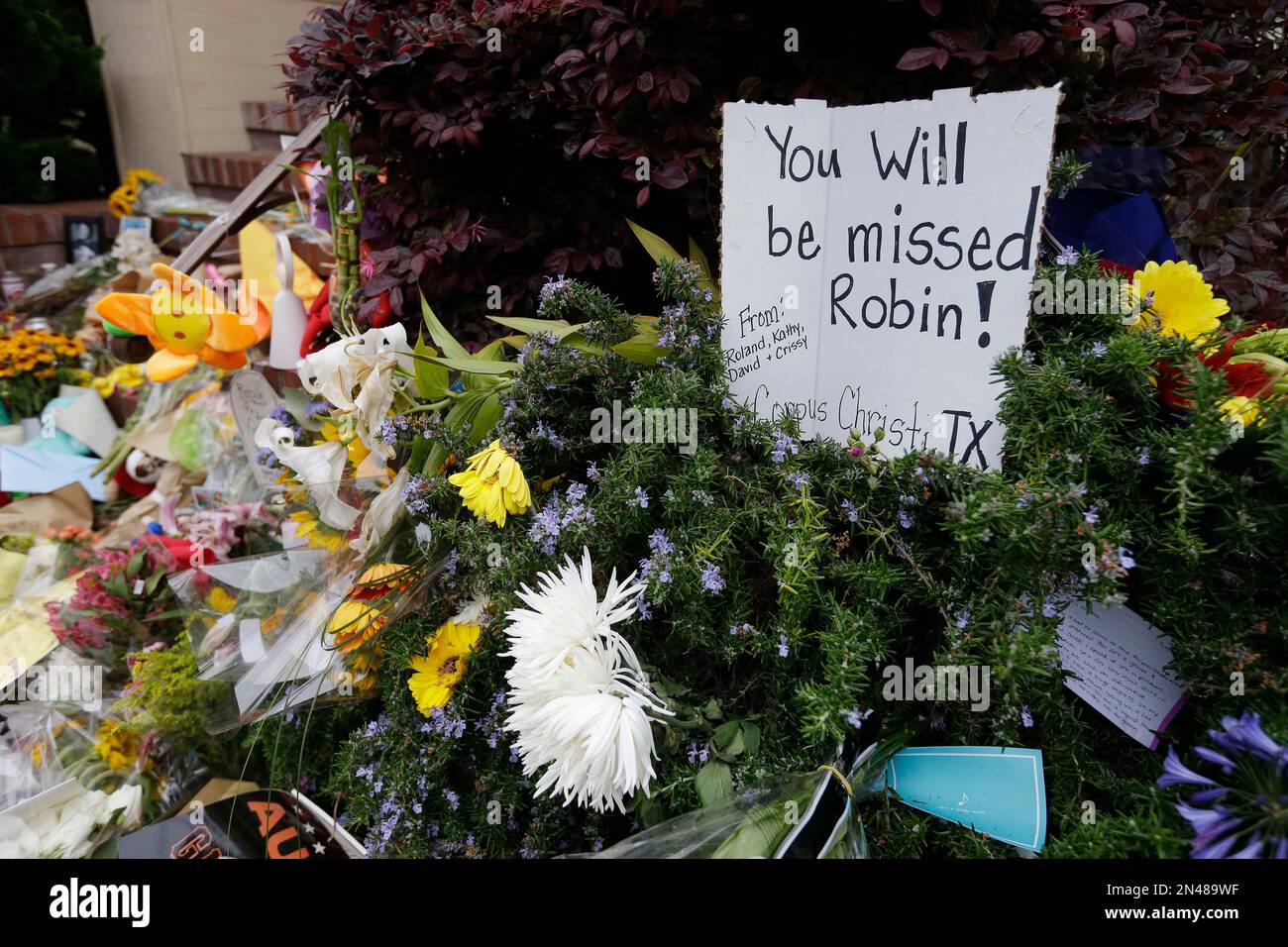A makeshift memorial for actor Robin Wlliiams is shown outside a home ...