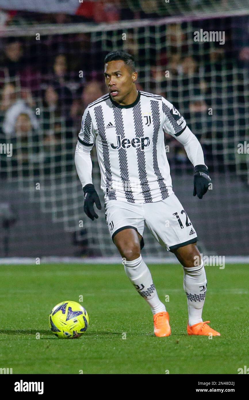 Alex Sandro, le défenseur brésilien de Juventus, contrôle le ballon ...