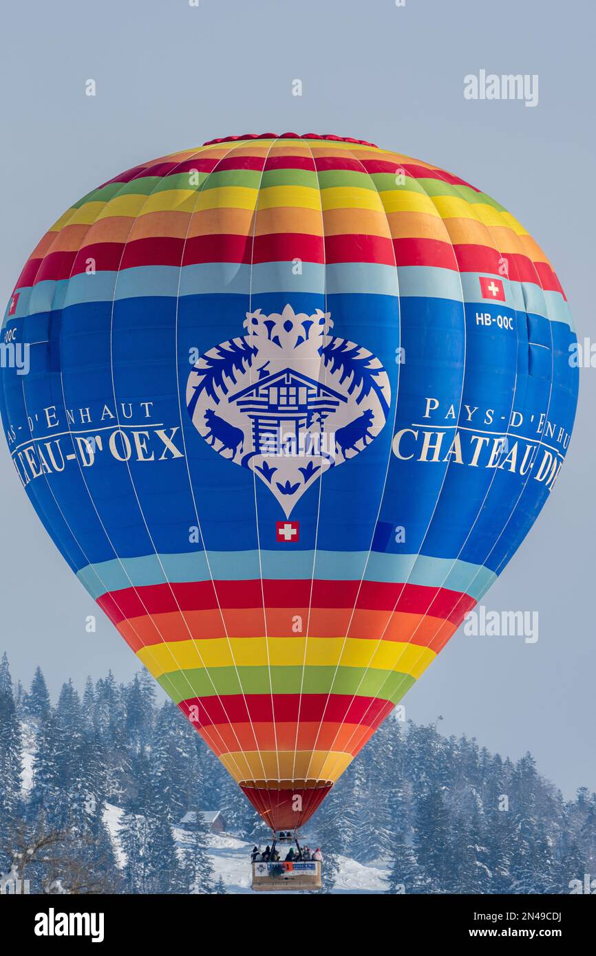 Château-d'Oex,Vaud, Suisse - 23 janvier 2023 : montgolfière volant dans ...