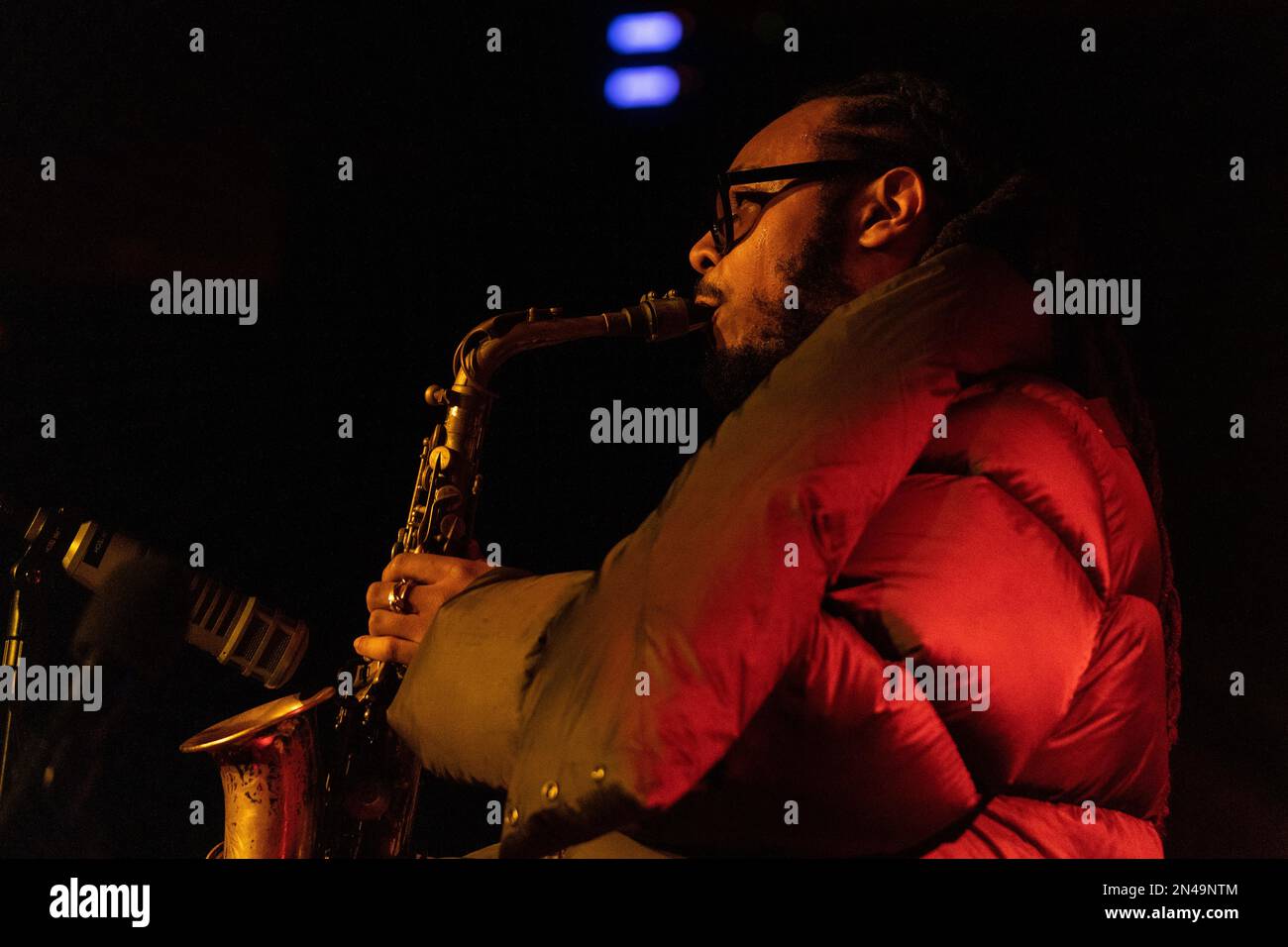 Emmanuel Wilkins, saxophone alto avec groupe se produit pendant le ...