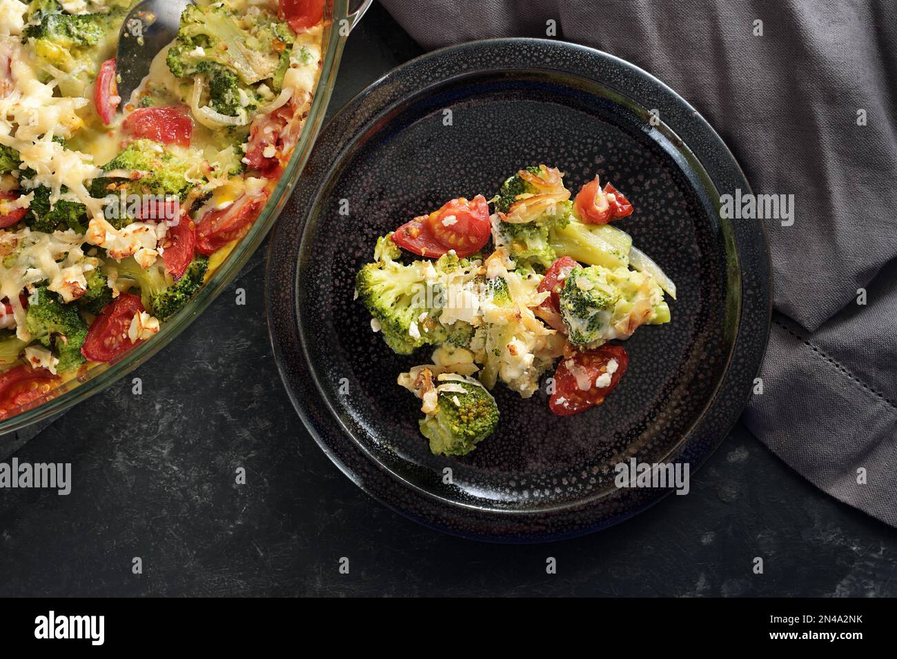 Plat de légumes à base de brocoli cuit, tomates, oignons, feta et ...