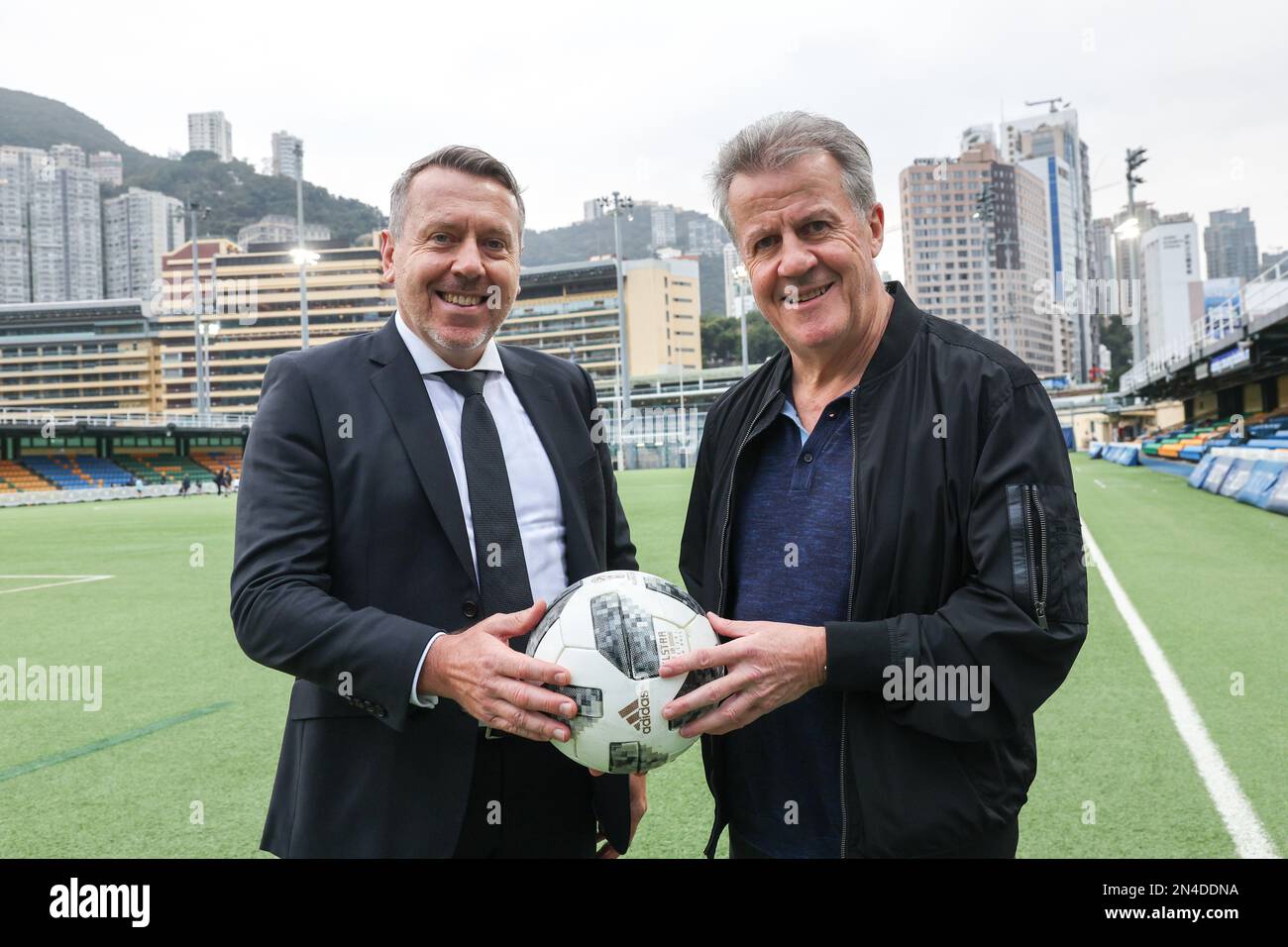 (De gauche à droite) Neil Jensen, Président du Hong Kong football Club ...