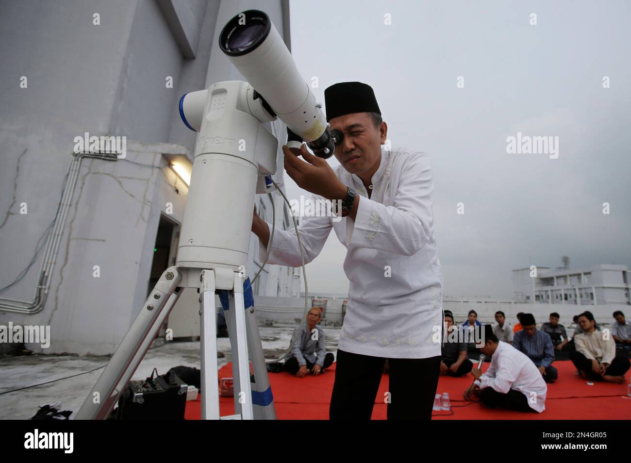 A Muslim cleric scans the horizon for the crescent moon that will ...