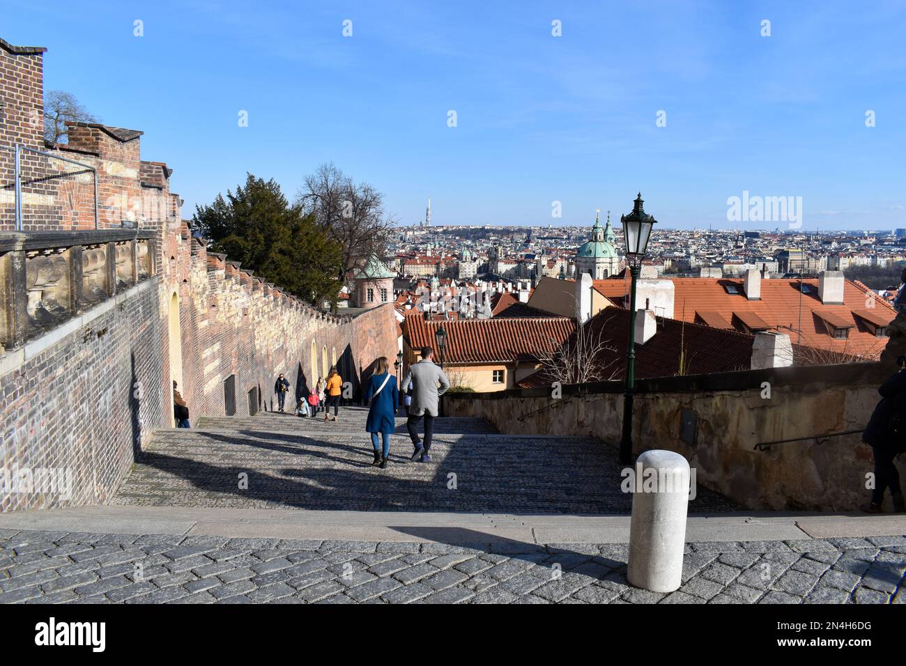 Paysage urbain de prague avec vue sur les toits de tuiles rouges de ...