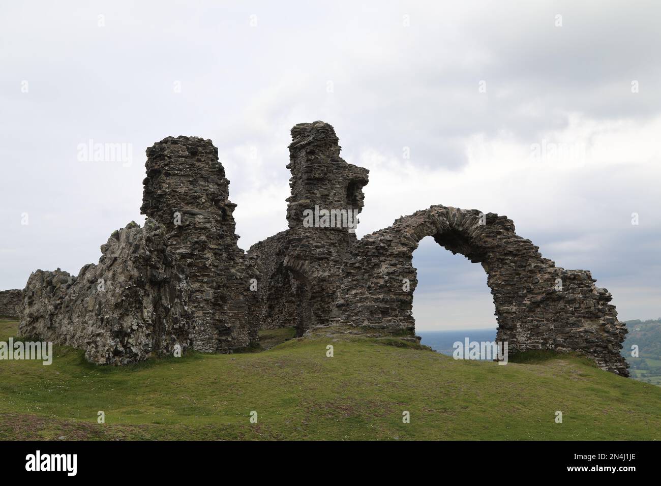 Ruines de son castel dinas Banque de photographies et d’images à haute ...