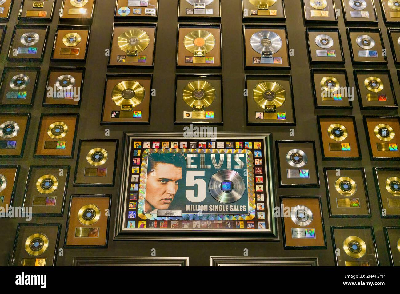 5 millions de ventes d'Elvis Gold Record Display dans le Memphis ...