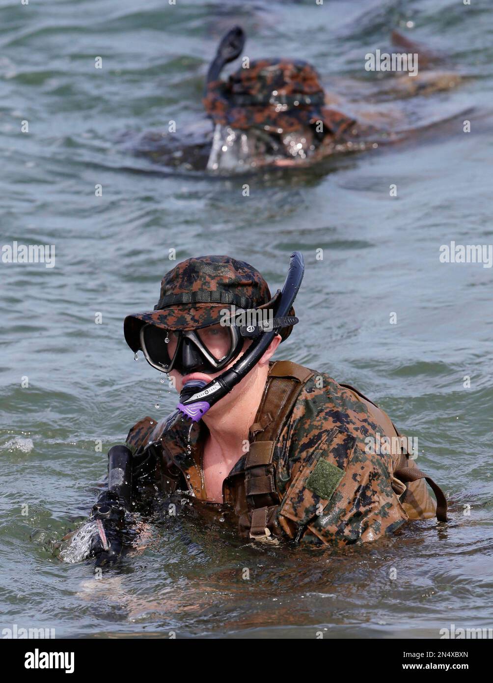 US marines swim to the shore with their Philippine counterpart to ...