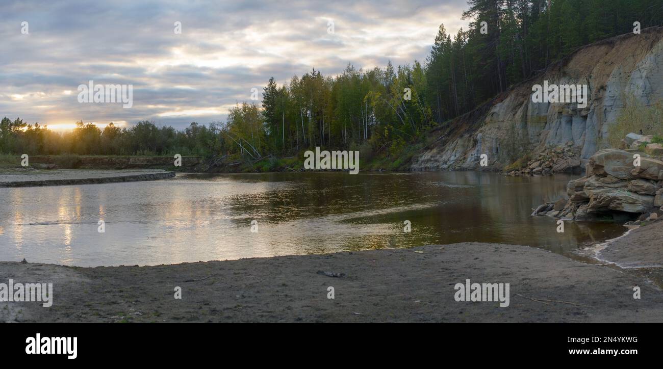 La rive d'une petite rivière Kempendyay dans le nord de Yakutia à ...