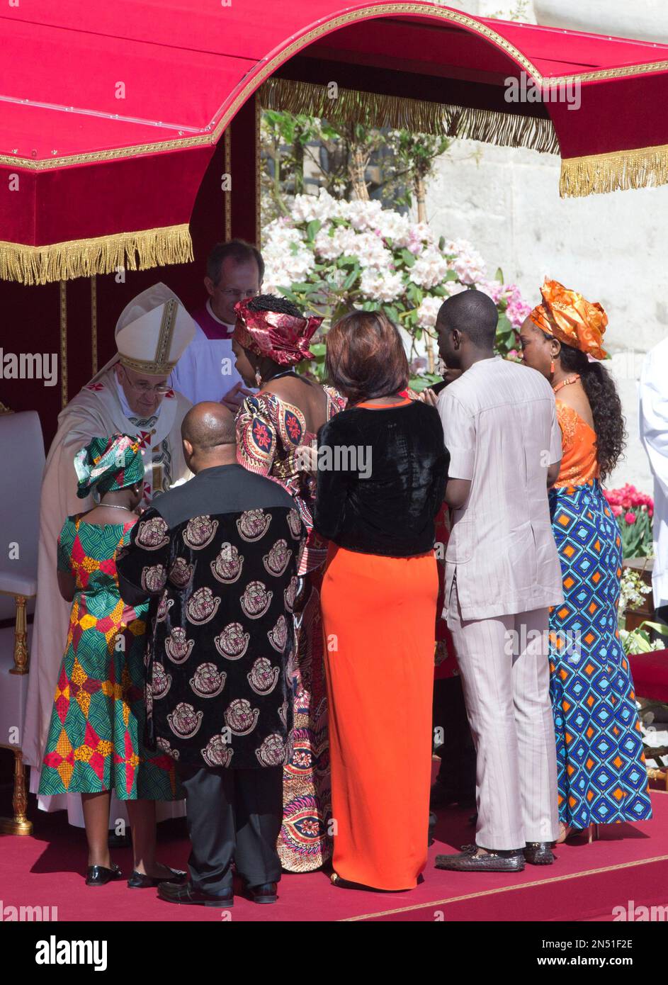 Pope Francis receives the offertory as he celebrates an Easter Sunday ...